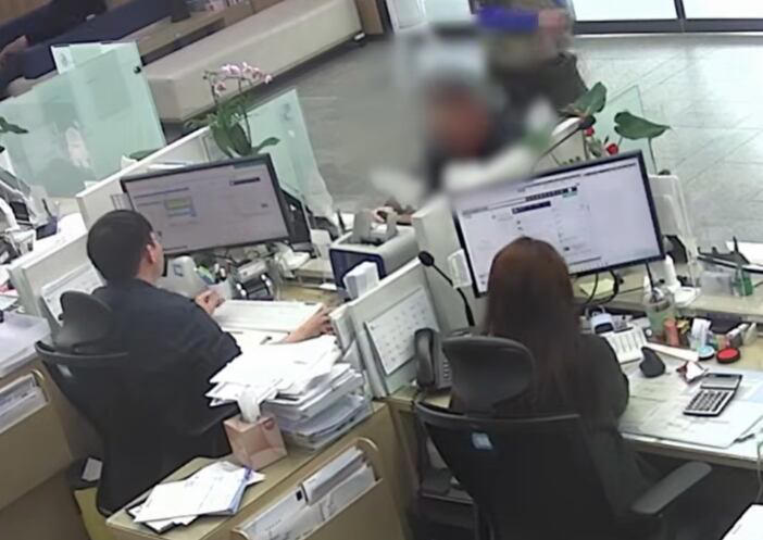 Bank employee thwarts voice phishing collector with 50 million won check