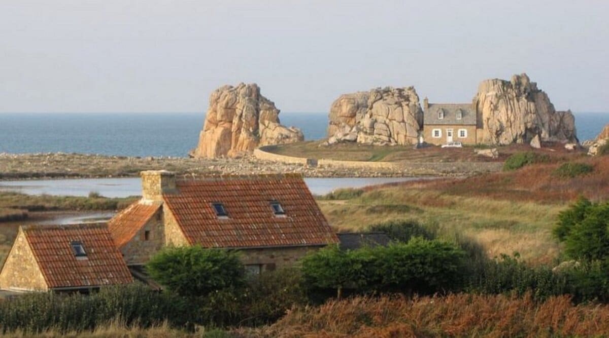 Cette maison coincée entre deux rochers géants depuis plus de 160 ans