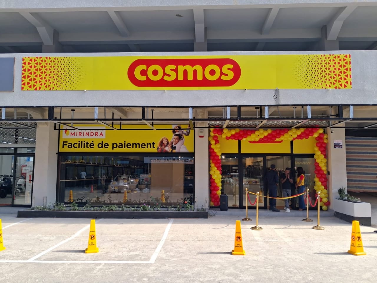 Enseigne - Cosmos ouvre un nouveau magasin