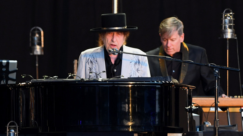 At 78, Bob Dylan finally nailed a No. 1 Billboard hit with this epic 17 ...