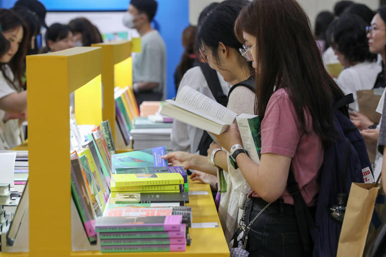 Seoul book fair embraces AI theme amid ticket surge