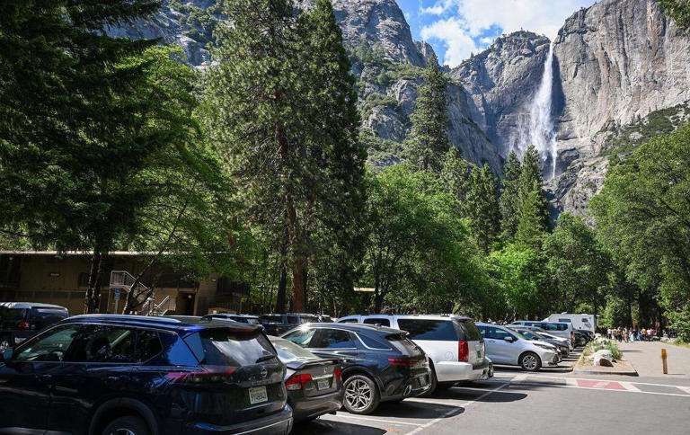 Full parking lots, gridlock traffic fill Yosemite Valley after ...