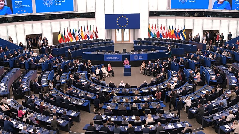 Bezahlte Claqueure für Angela Merkel im Europaparlament?