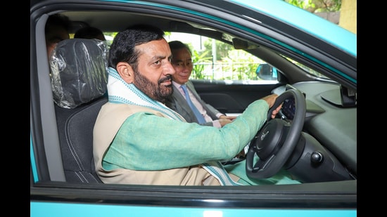 Chandigarh: Saini meets industry representatives and investors in Delhi