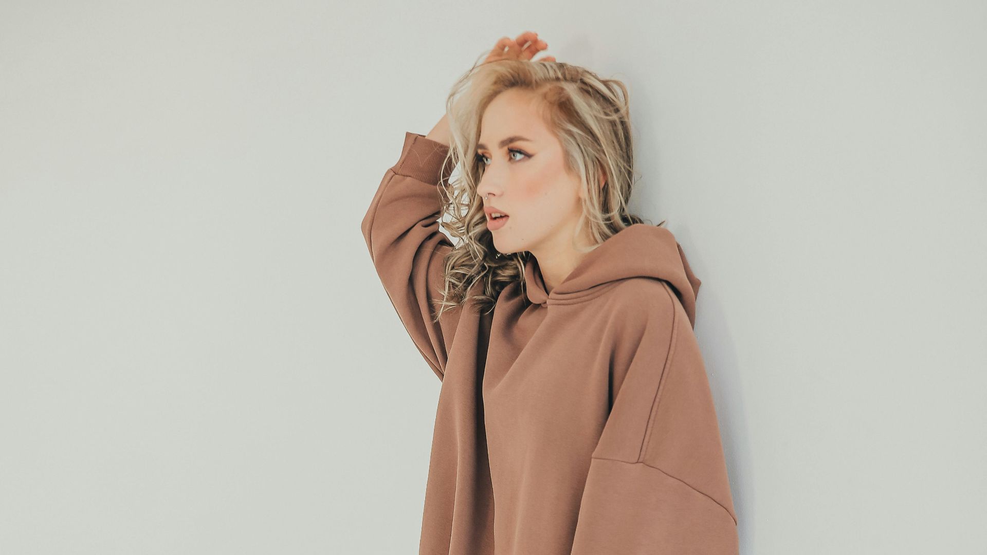 20 things women wear that men secretly read too much into