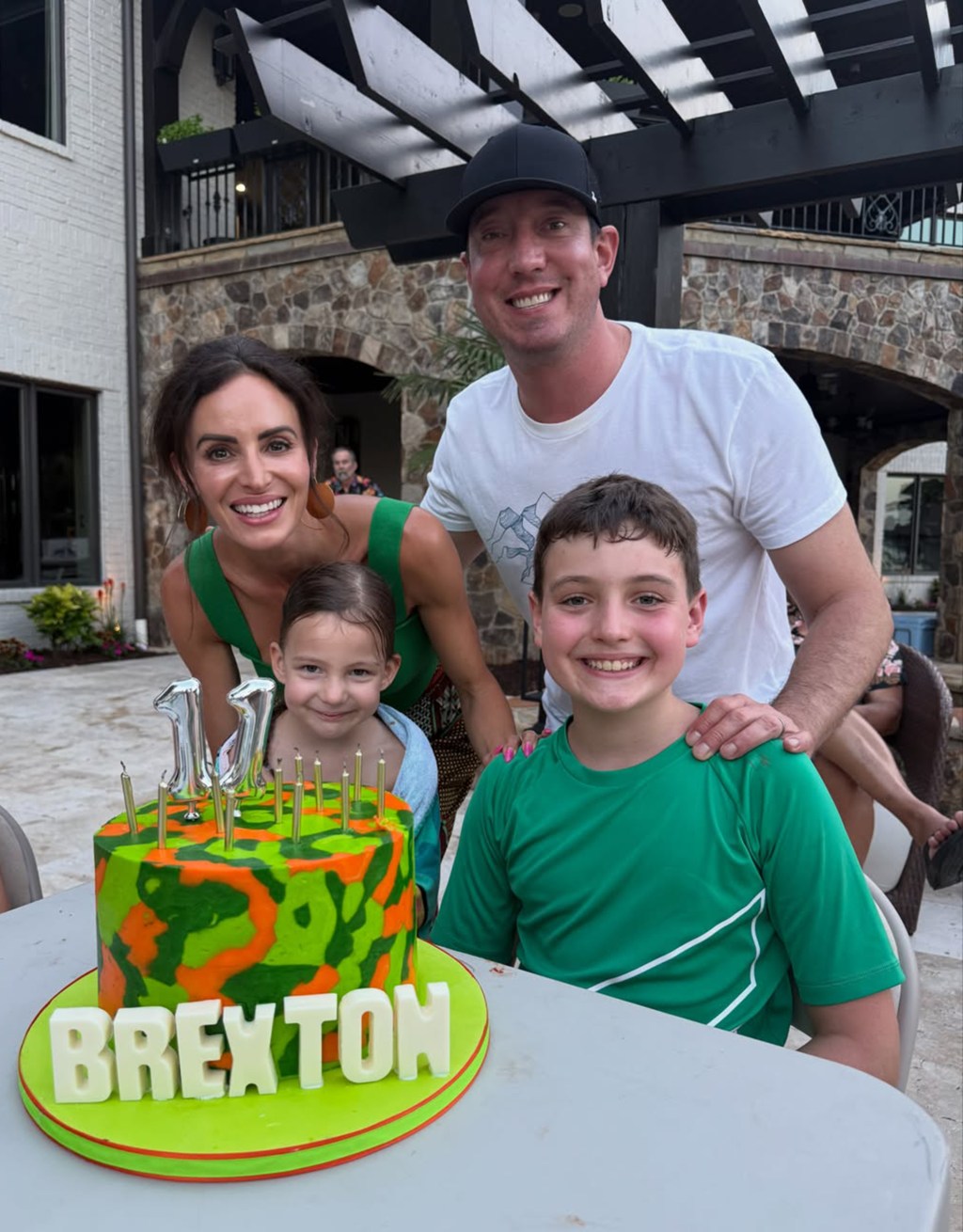 Brexton Busch heartbreakingly updates profile picture to hugging photo ...