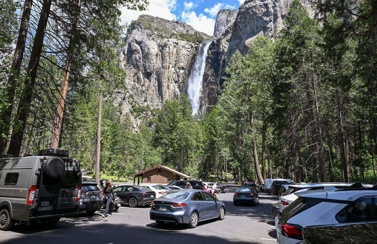 Full parking lots, gridlock traffic fill Yosemite Valley after ...