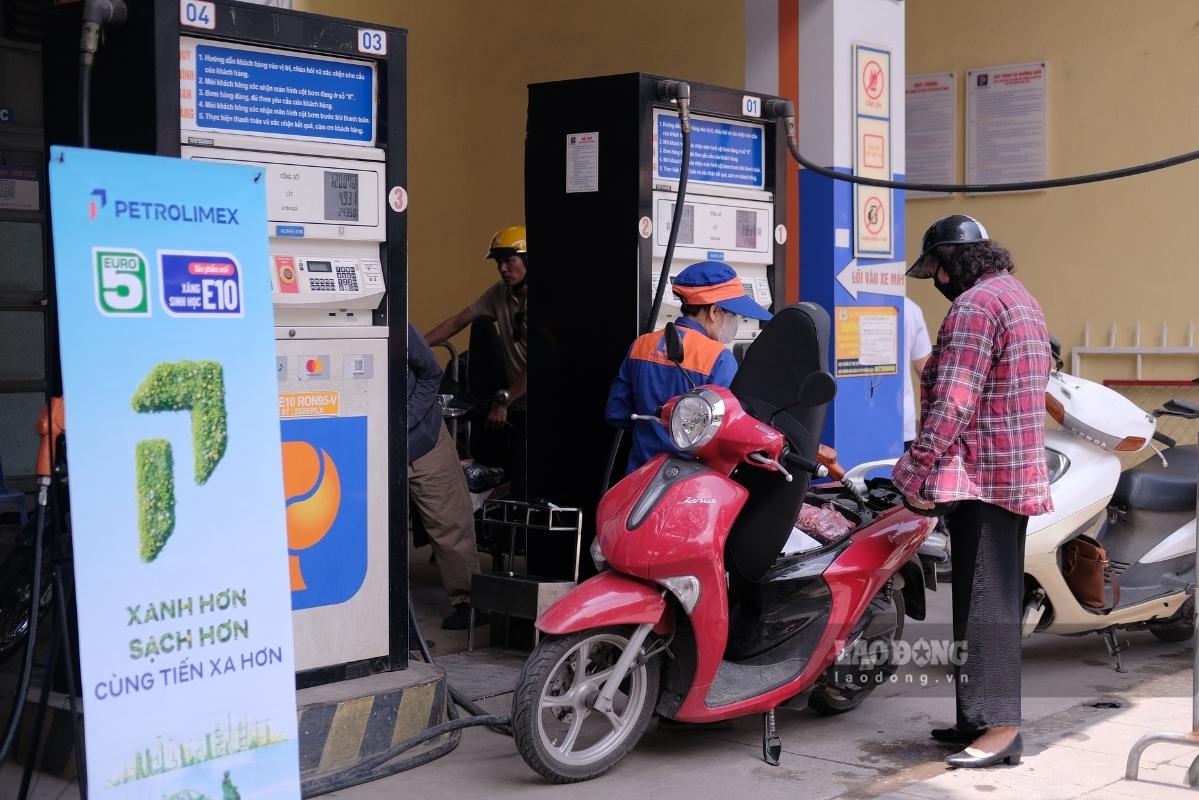 Giá xăng E10 hôm nay: Thấp hơn xăng khoáng RON 95