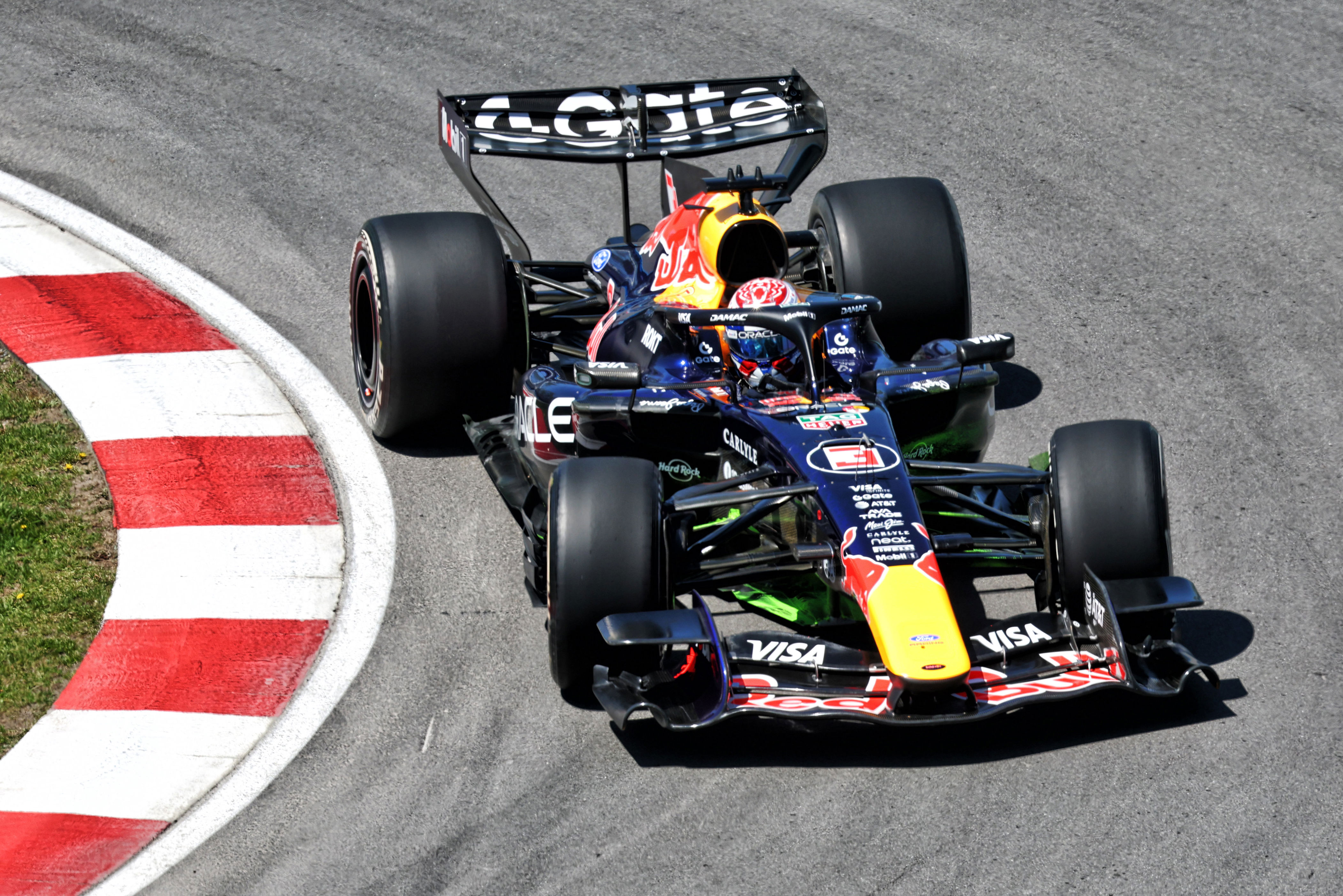 Stuiterende Verstappen verliest aansluiting met Mercedes