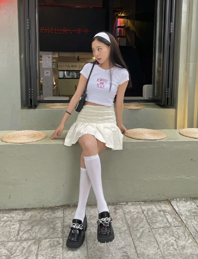 Padu padan kaos kaki panjang dengan rok mini