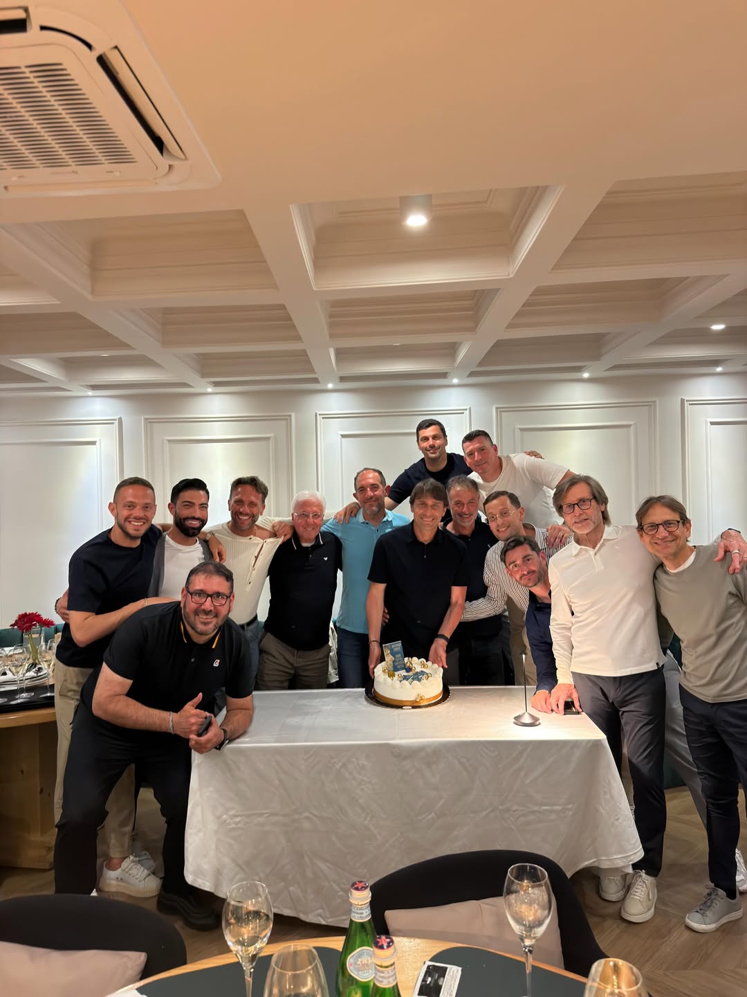 L'ultima cena di Conte a Napoli: ieri ha portato tutto lo staff a ...