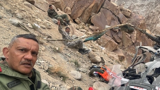 Chopper crash near Leh: Injured major general poses, pilot flashes ...