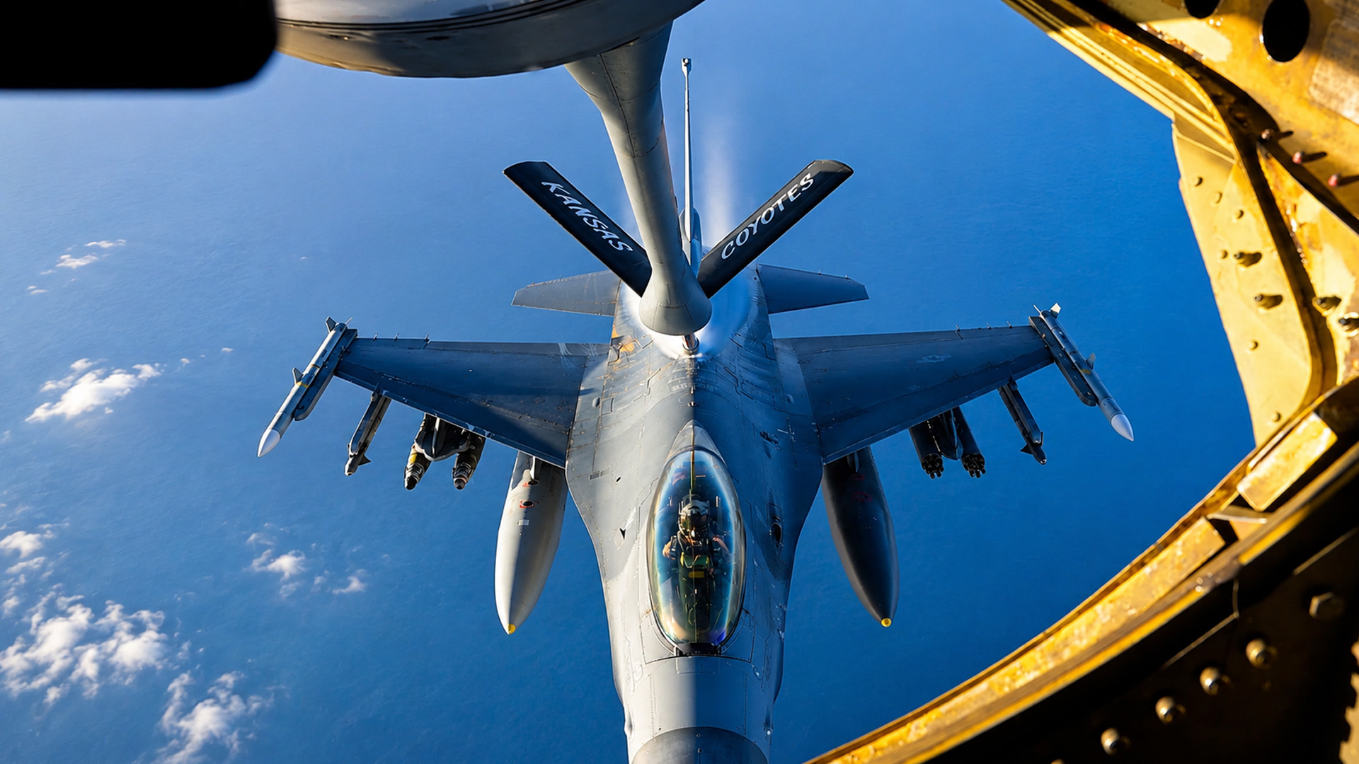 Aeronave-tanque dos EUA abastece F-16 em pleno voo