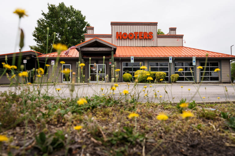 Fayetteville Hooters closed as landlord posts lockout notice