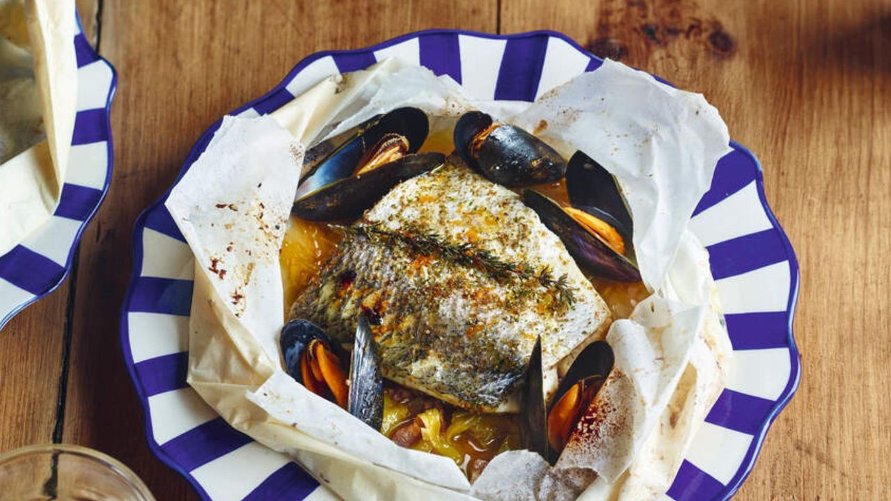 Hake and mussels in a bag with beer, bacon and leeks recipe