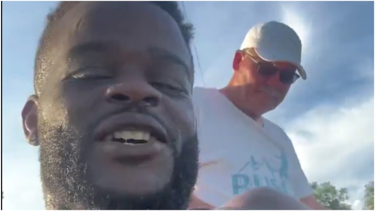 Black jogger sits on a public bench, white stranger immediately turns ...