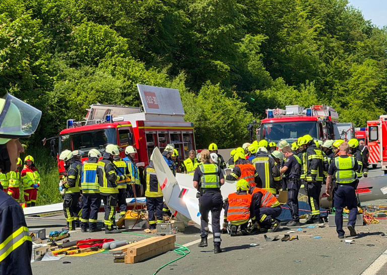 Segelflieger stürzt auf Autobahn – eine Person tot