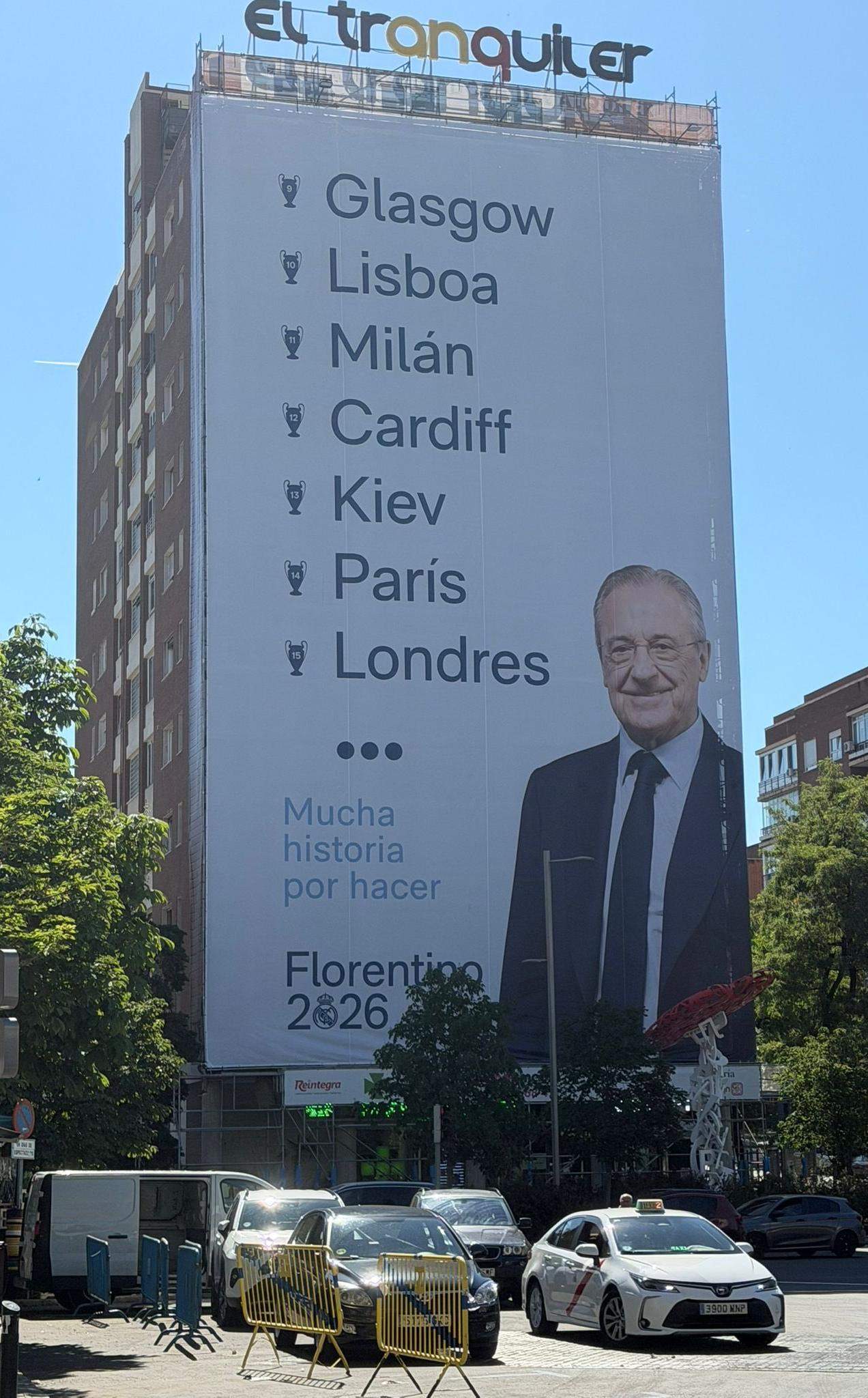 Florentino Pérez emula a Laporta con una lona gigante recordando sus ...
