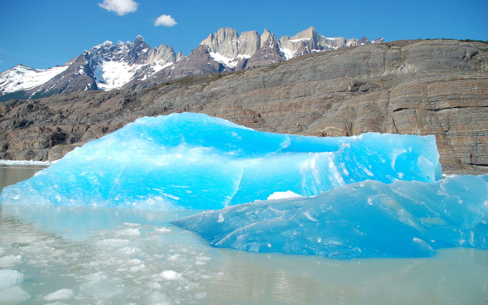 Pourquoi la couleur bleue des icebergs est-elle un indicateur de la ...