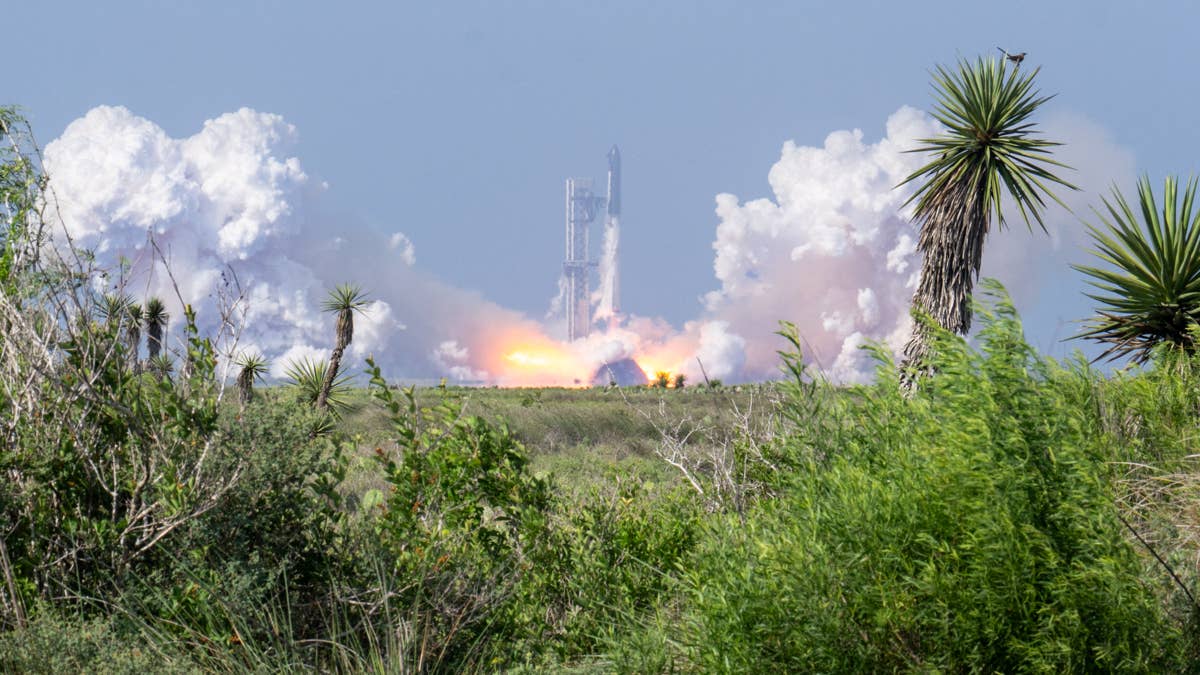 Watch SpaceX's Starship V3 dramatically land in fiery explosion after ...