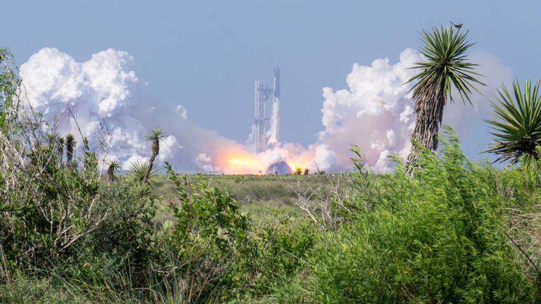 Watch SpaceX's Starship V3 dramatically land in fiery explosion after ...
