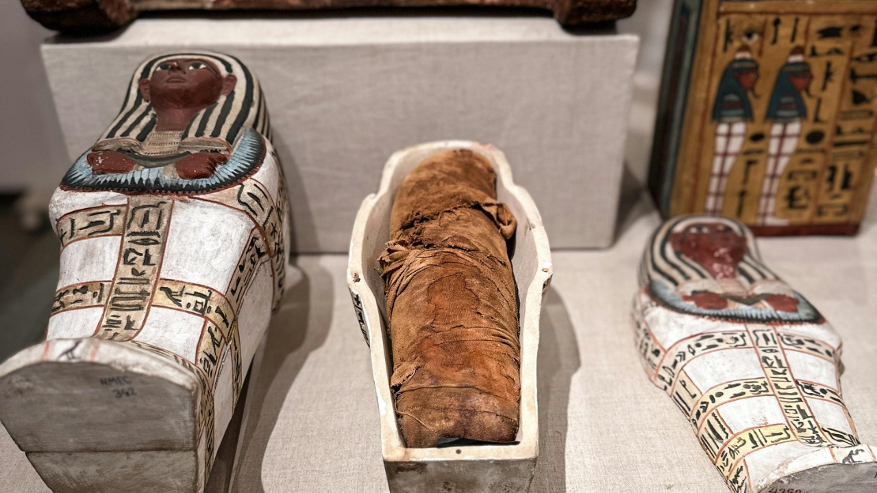 Archaeologists in Egypt just opened Roman-era tombs packed with gold ...