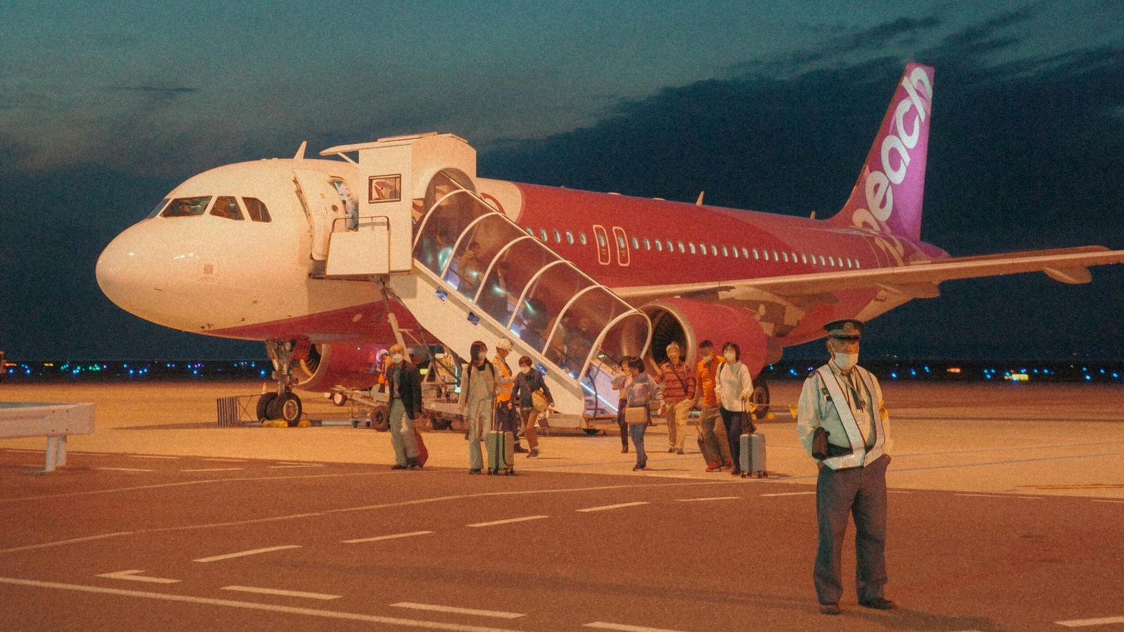 People are just finding out why planes always board from the left and ...