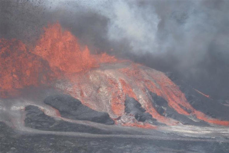 Volcano warning after 'terrifying' 6.0-magnitude earthquake rocks Hawaii