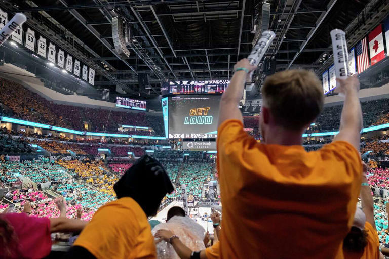 Even deep in the nosebleeds, fans flock to Frost Bank Center for chance ...