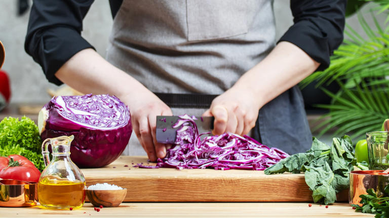Eating cabbage every day has an unexpected effect on your risk of ...