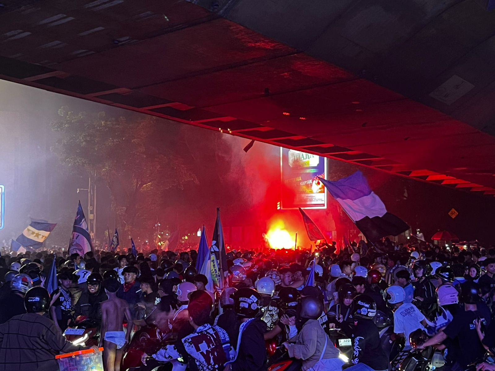 Ribuan Bobotoh rayakan Persib juara Liga 1, jalanan Kota Bandung meriah!