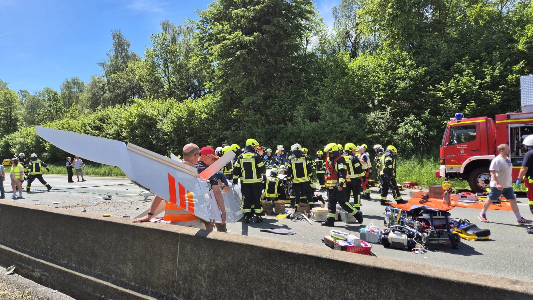 Segelflugzeug stürzt auf A45 in NRW – ein Toter bei Olpe