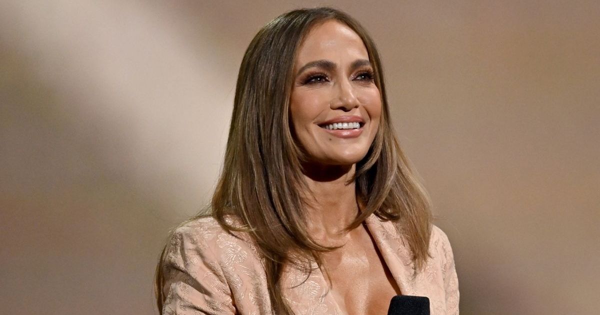Jennifer Lopez flaunts her toned abs in tiny crop top & low-rise jeans