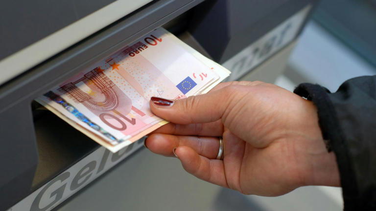 Pensionist spricht mit Bank-Mitarbeiter – 100.000 € weg