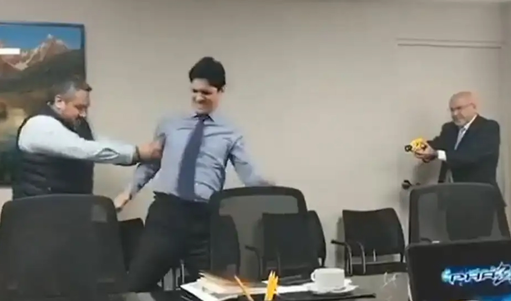 Mayor uses Taser against own adviser to see if it works