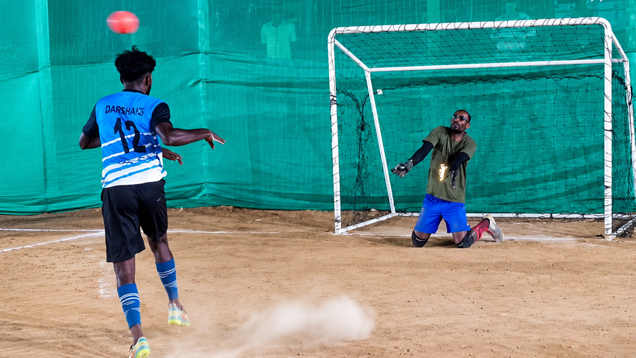 Watch this deadly header kick instantly make the goalkeeper pass out