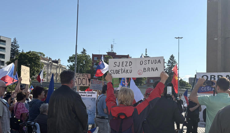 Pouť smíření dorazila do Brna za pískotu demonstrantů