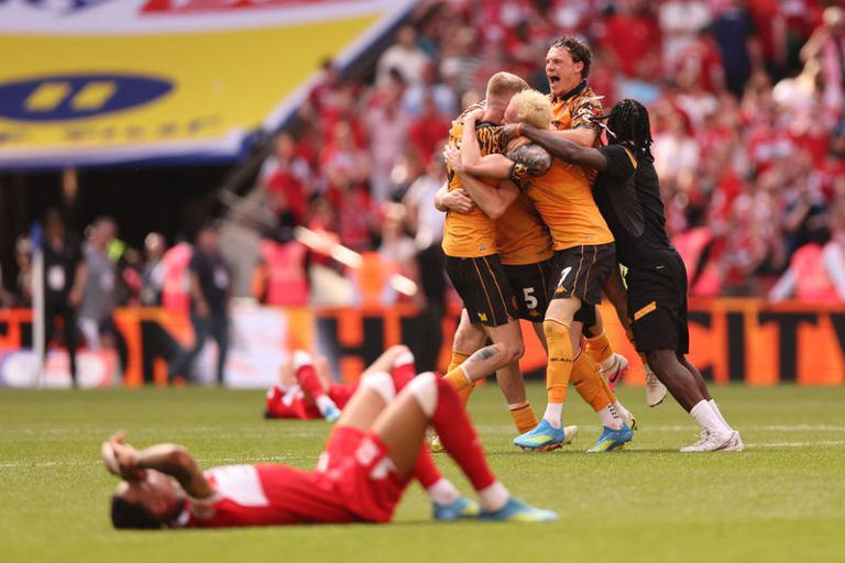 Soccer - McBurnie's last-gasp winner sends Hull City back to Premier League