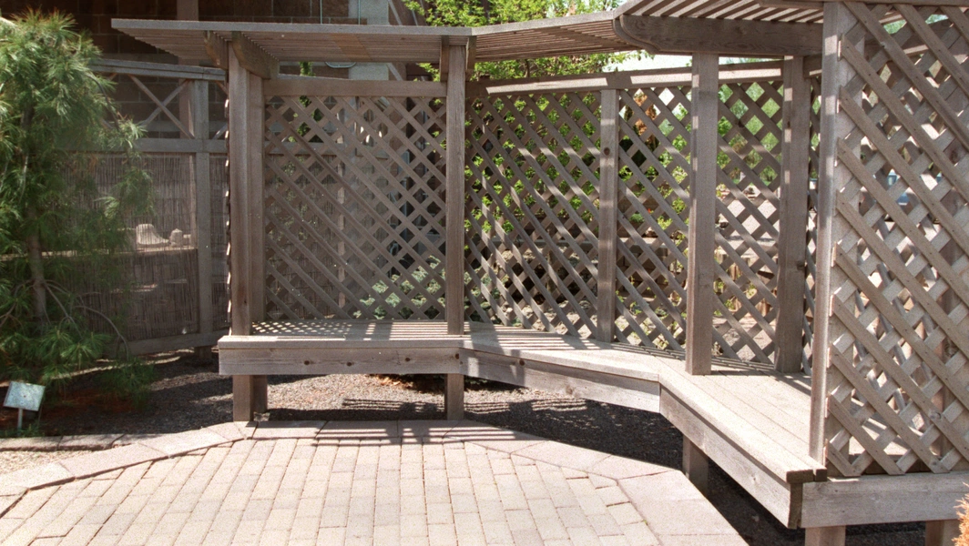 Backyard privacy ideas that feel like a retreat