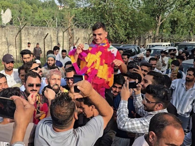 Mohammad Yasir receives hero's welcome in Rajouri after Asian Under-15 ...