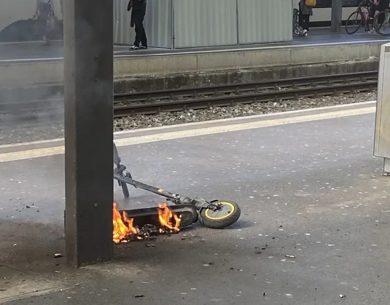 Une trottinette électrique prend feu dans cette gare romande