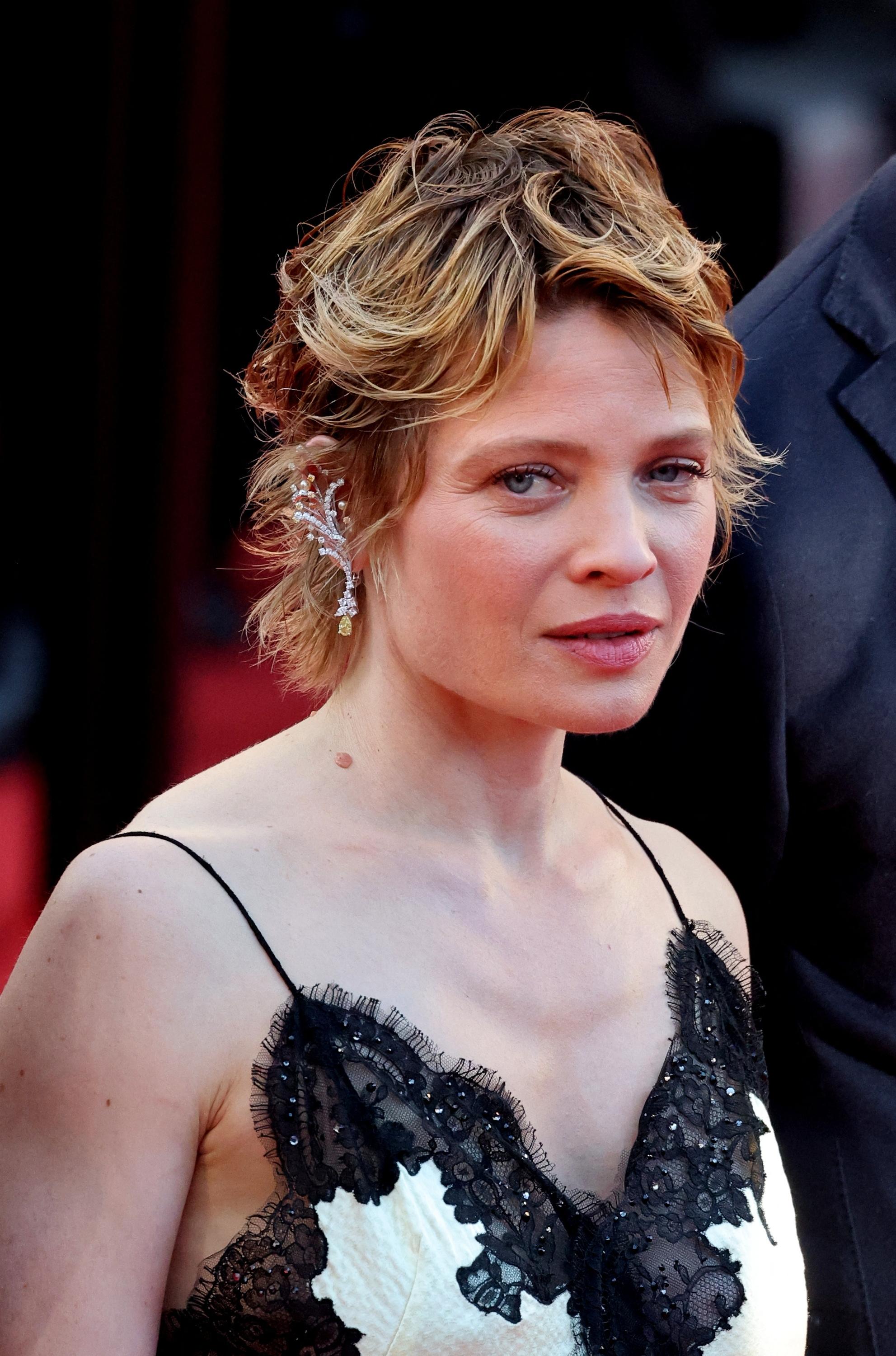 Le carré de Carla Bruni, la coloration platine d’Adriana Karembeu… Ces ...