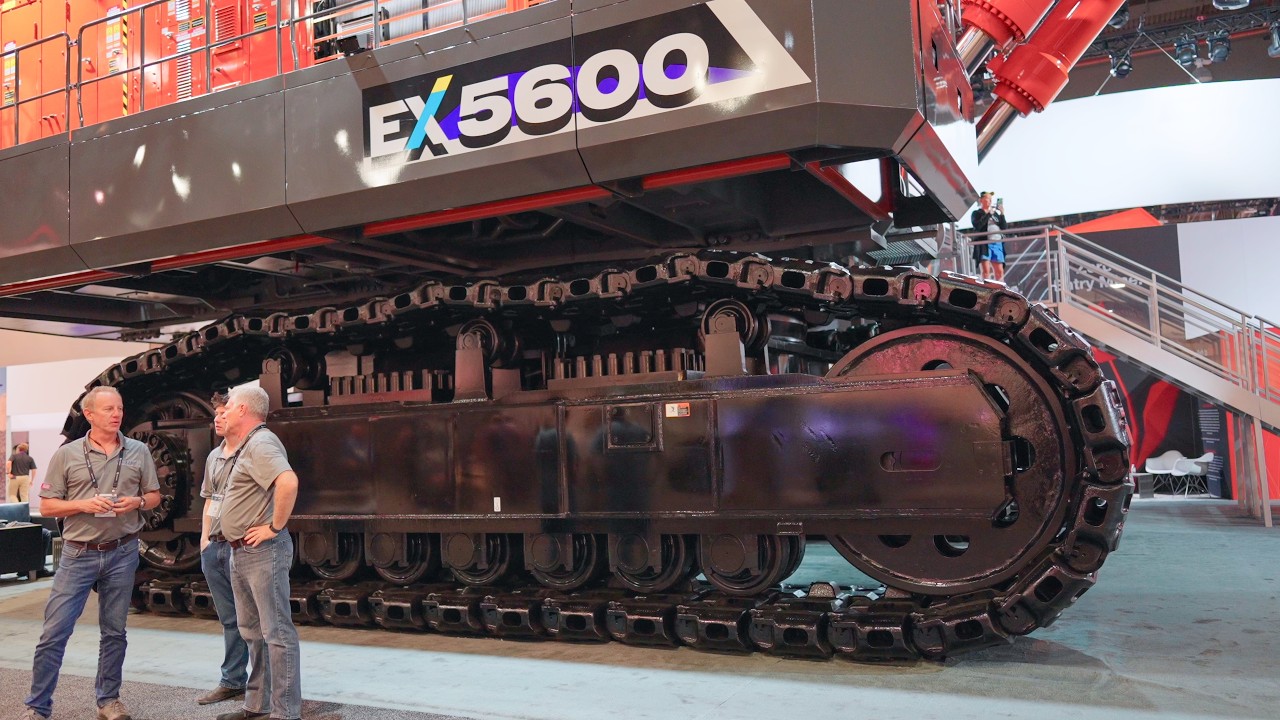 Groot rupssysteem van mijnbouwgraafmachine op beurs te zien