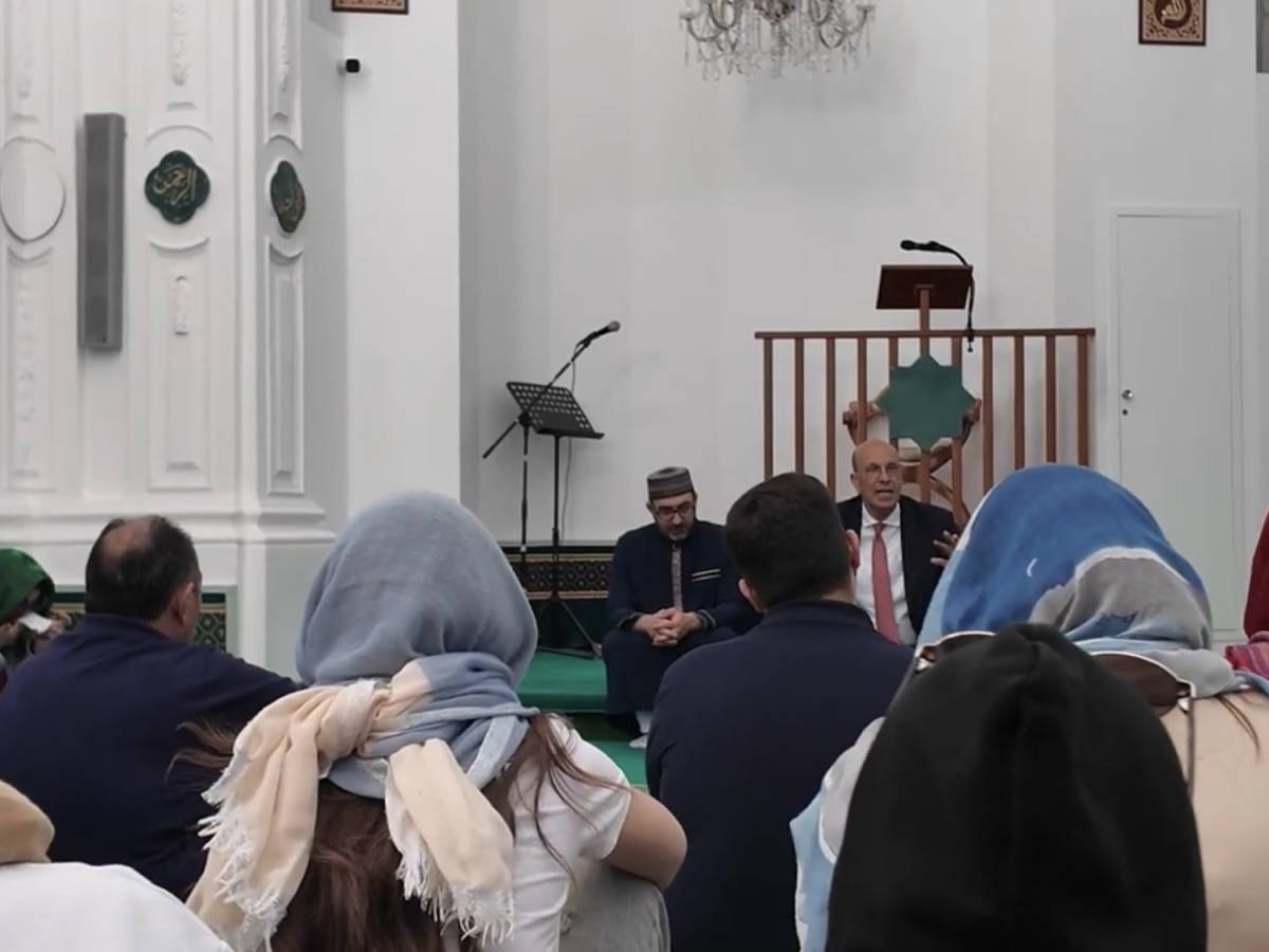 In moschea col velo: scuola in gita nel luogo di culto islamico