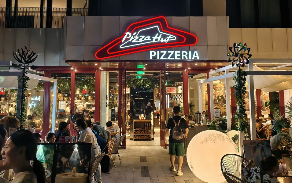 Pizza Hut retro revival draws long-distance diners
