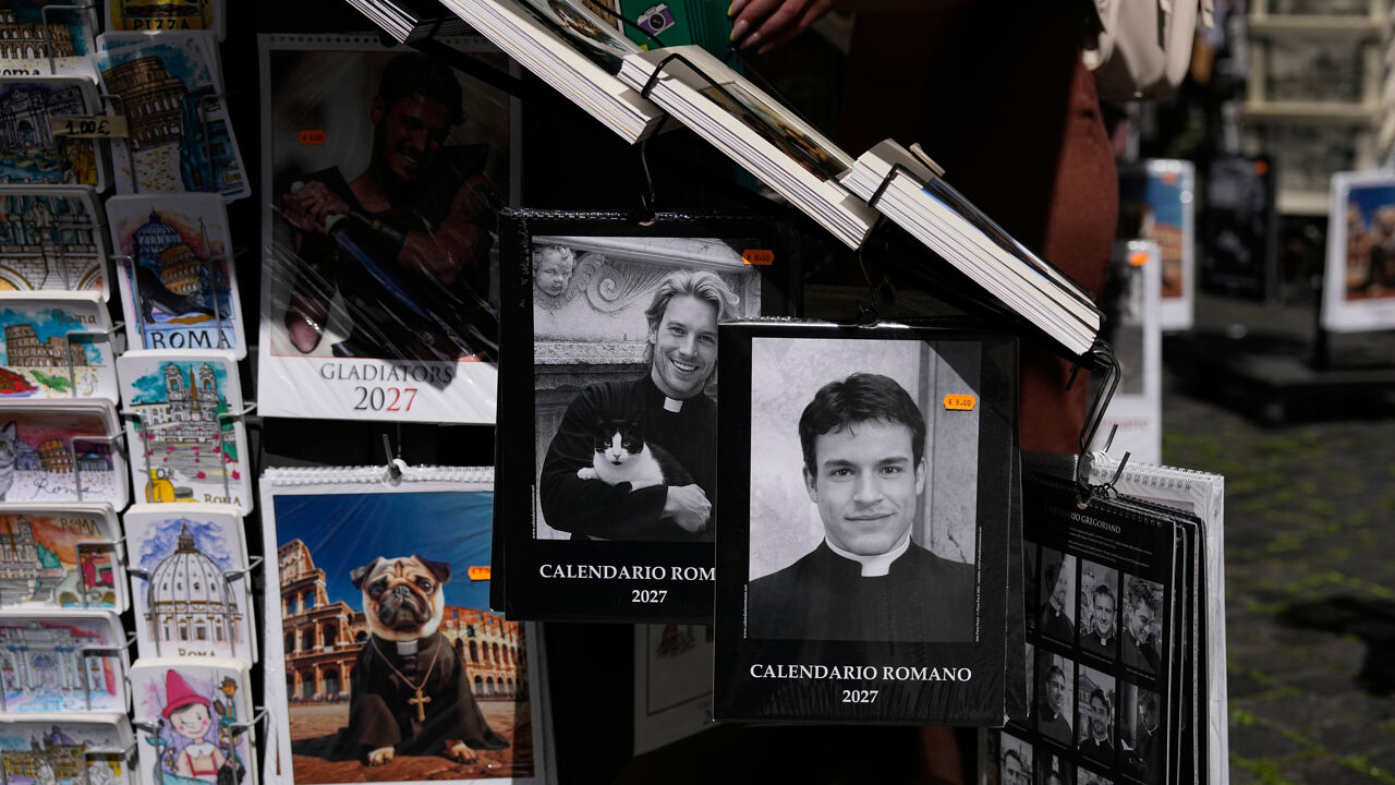 Man die 'hot priest calendar' al meer dan 20 jaar siert, blijkt ...