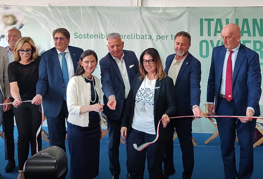 Taglio del nastro per l’Italian Oyster Fest, la città celebra un’eccellenza
