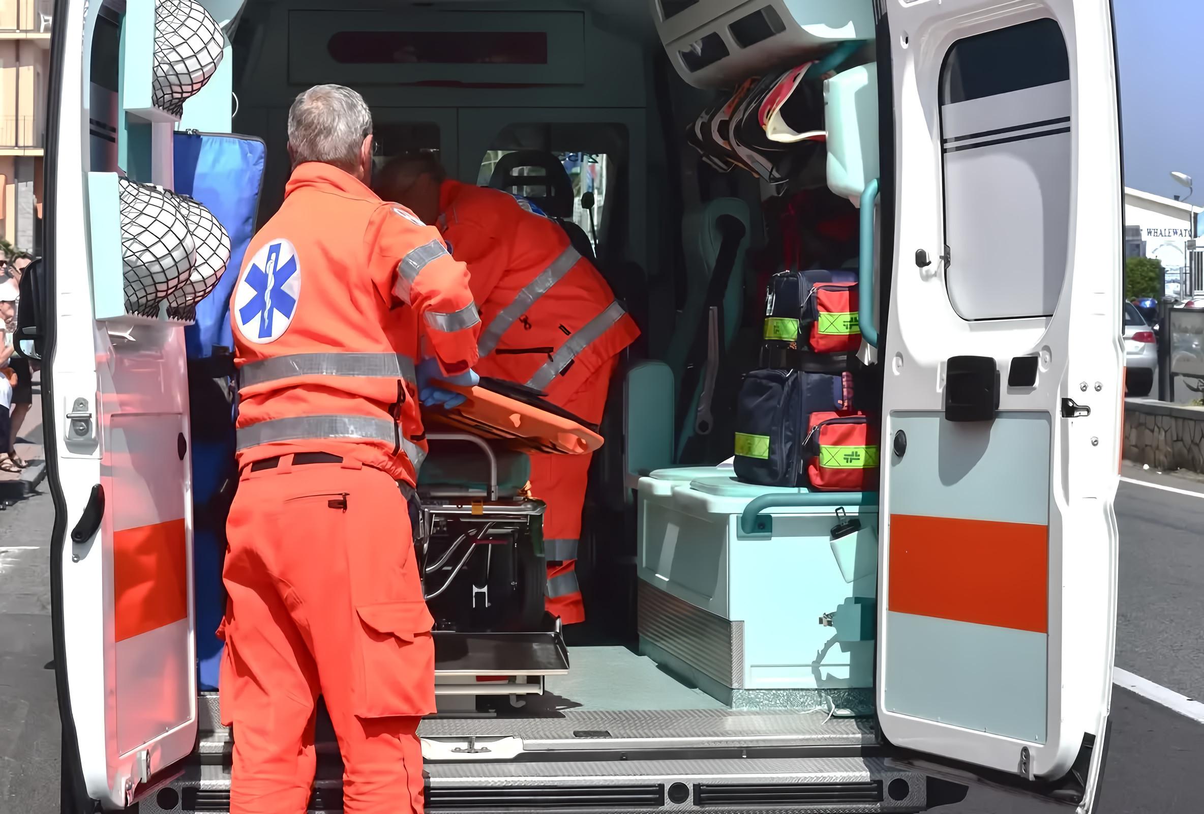 Si schianta con lo scooter contro un’auto parcheggiata, è grave