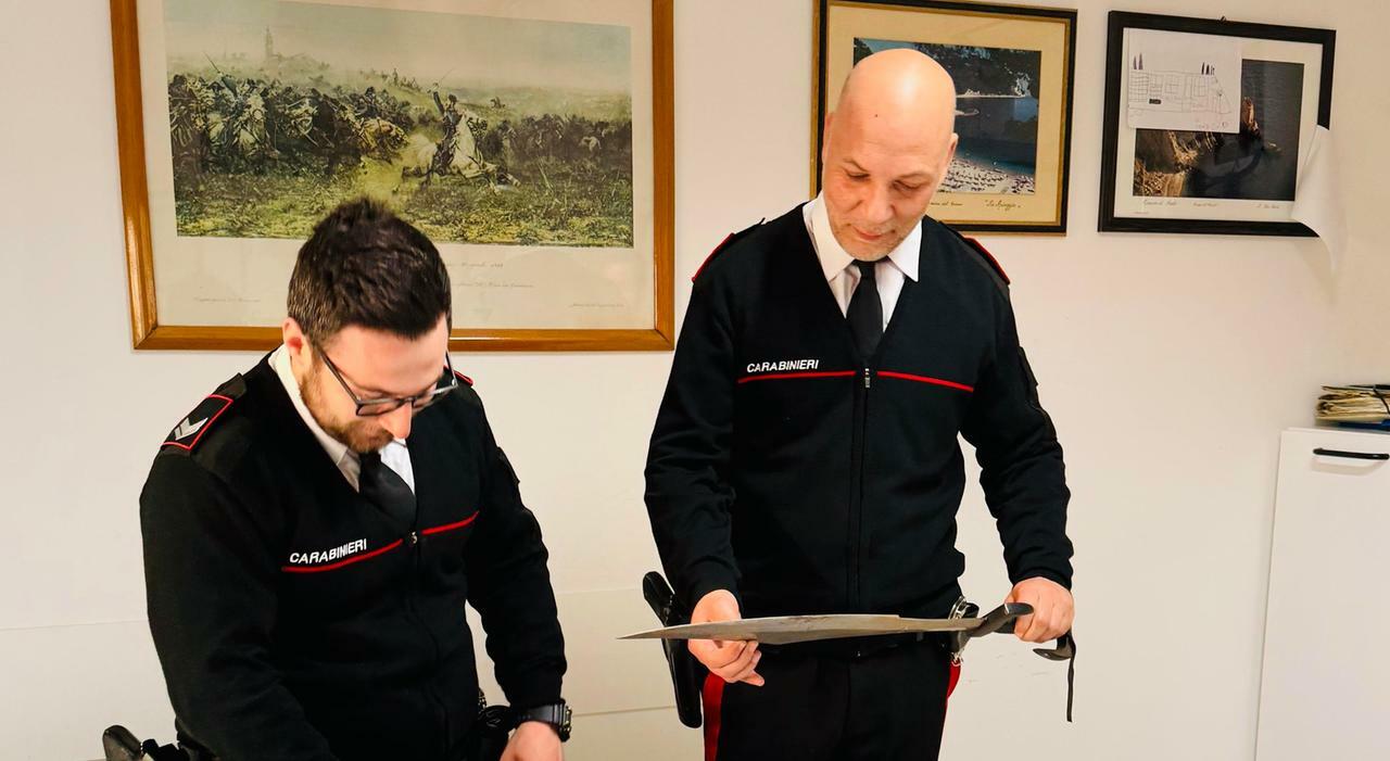 Pusher sorpreso a spacciare cocaina: in casa trovati anche machete e soldi