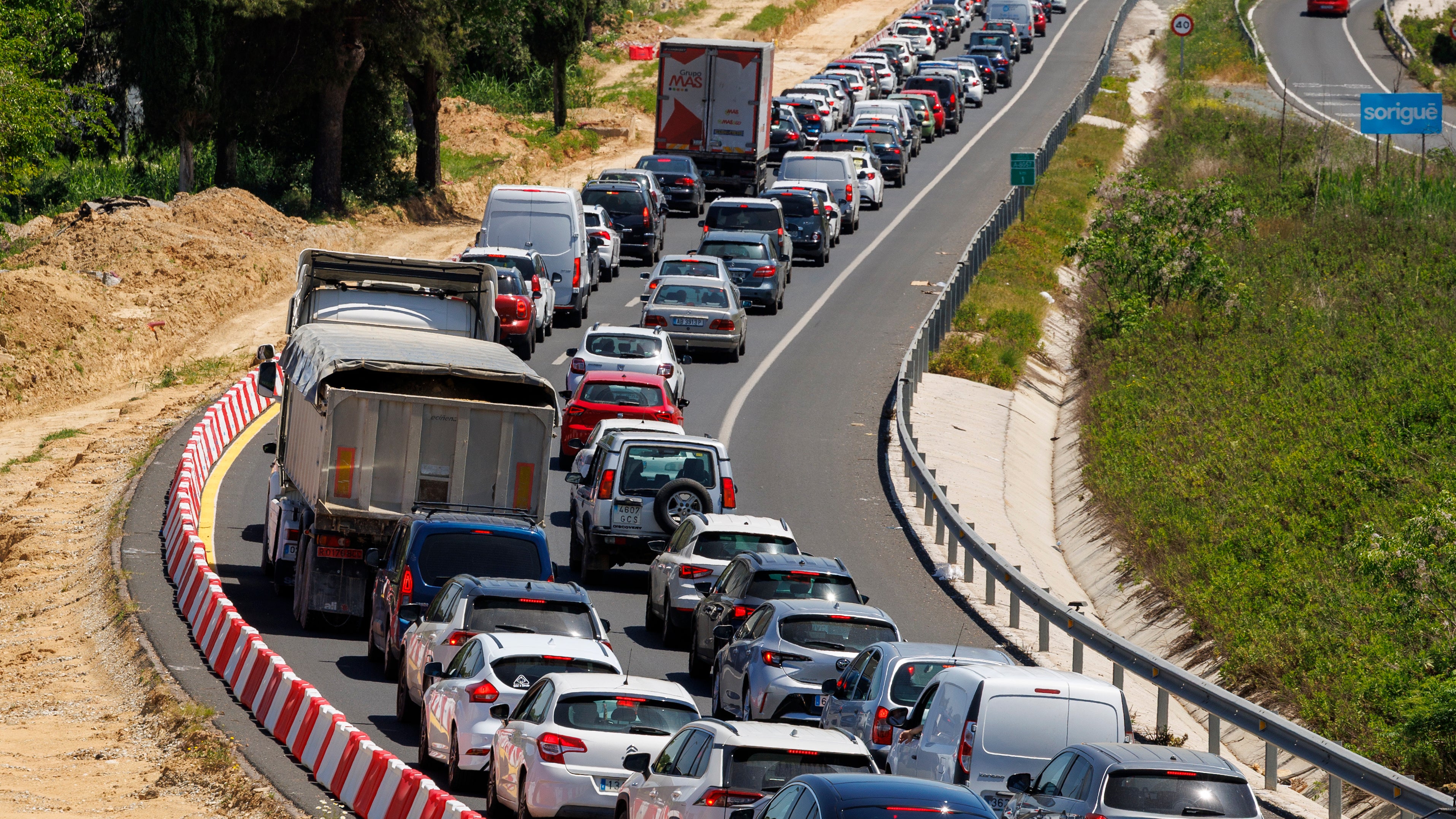 Retenciones de hasta seis kilómetros a la altura de Benacazón a la ...